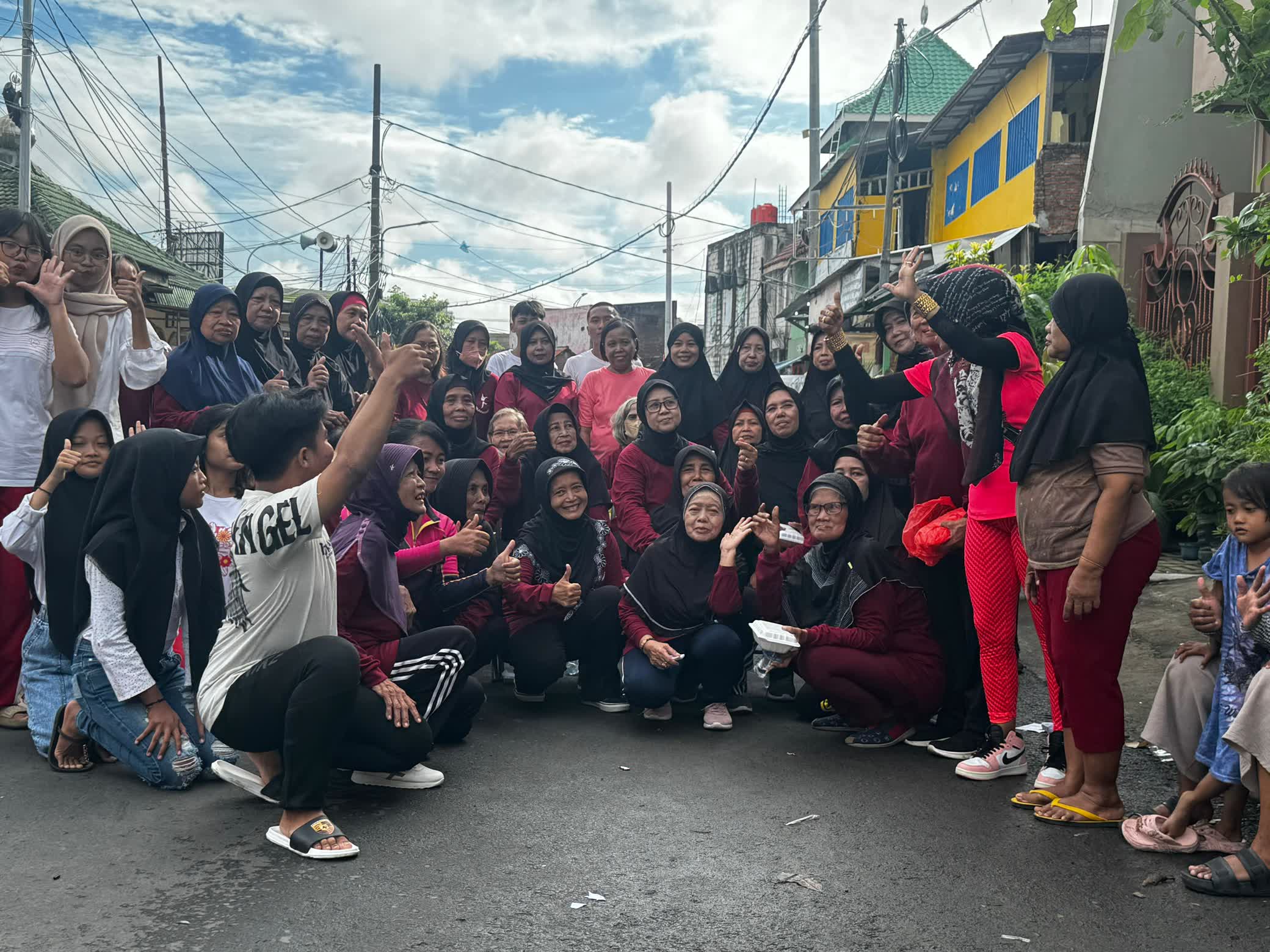 Para Ibu Senam Lansia Vitalage Movement Semangat "Bergoyang ...